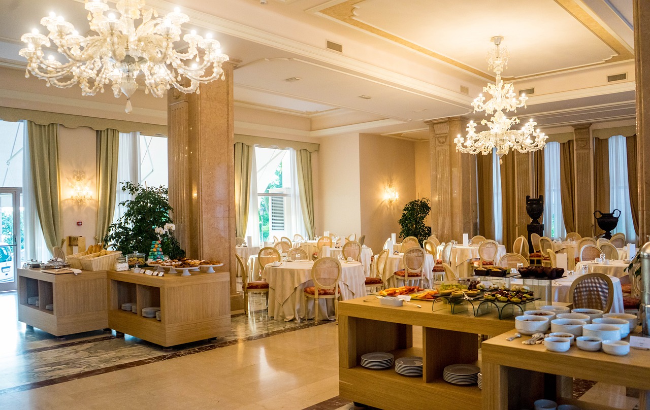 How to Integrate Custom Decor Into Luxury Hotels for a Unique Design ...